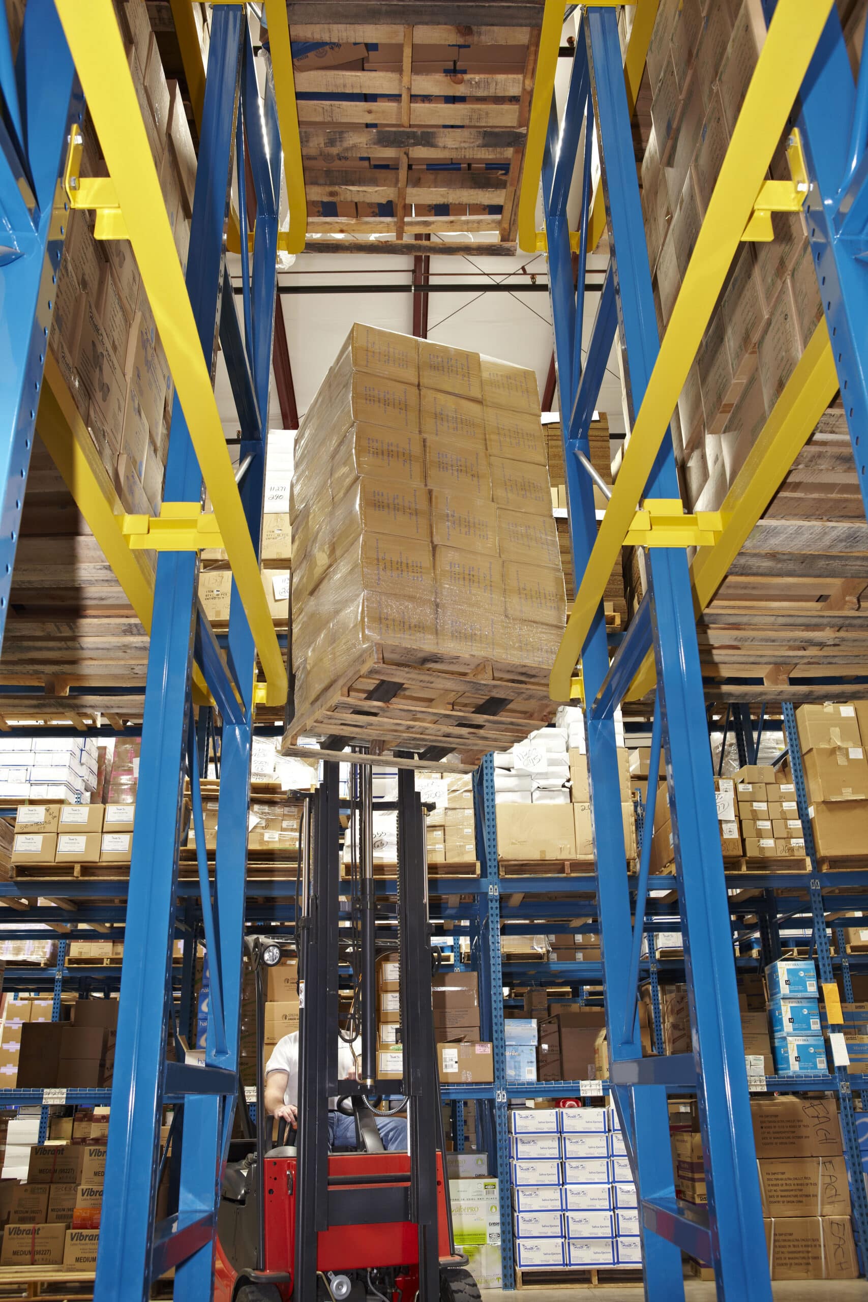 How to Choose the Right Pallet Racking System | Voss Equipment, Inc.